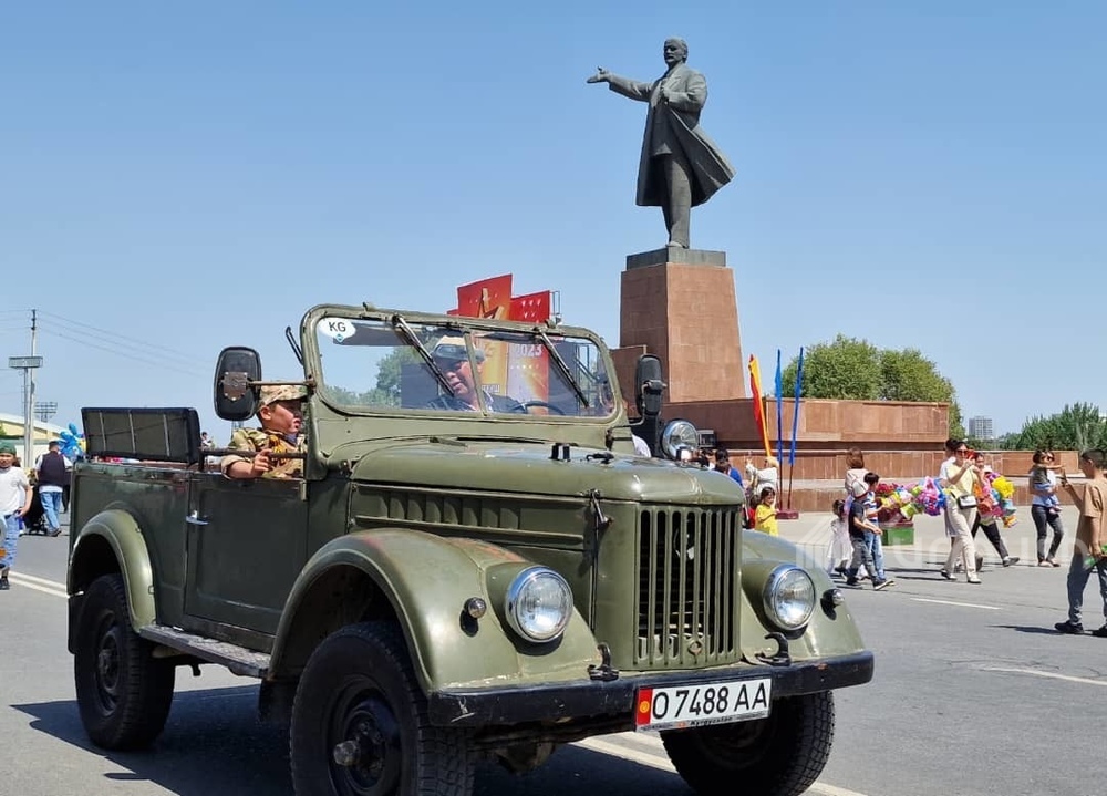 Vintage cars featured at Victory parade in Osh - AKIpress News Agency
