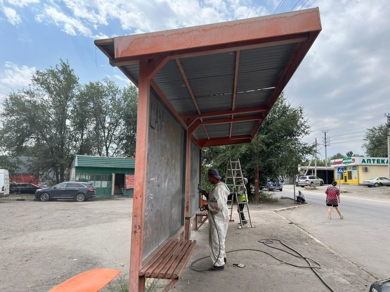 Bus stops being repainted in Bishkek - AKIpress News Agency