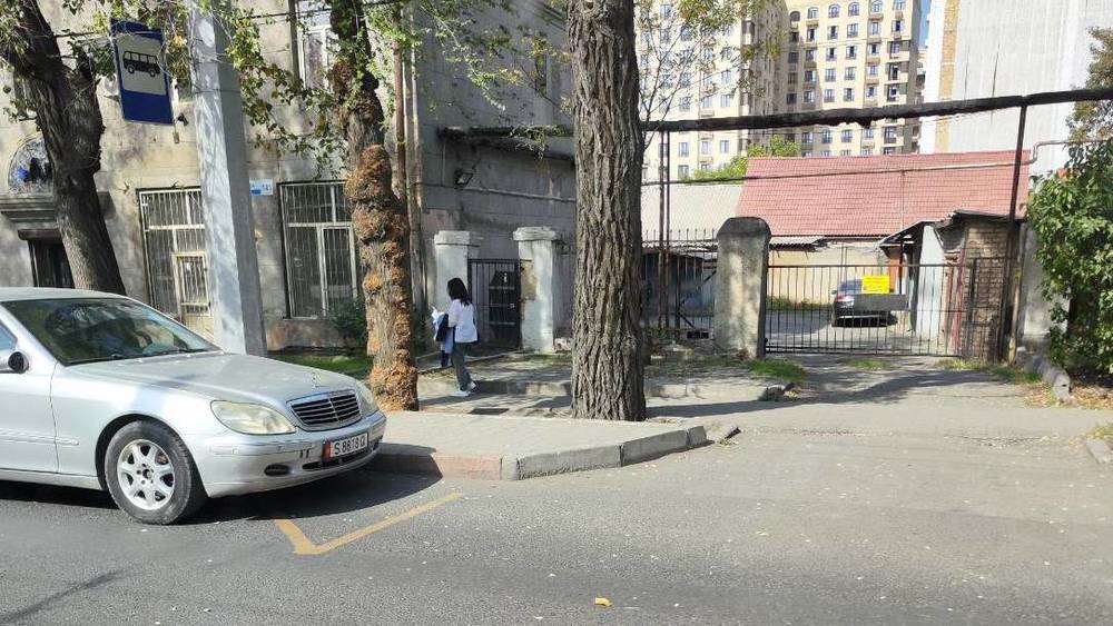 «Мерседес» припарковали на остановке по встречке. Фото