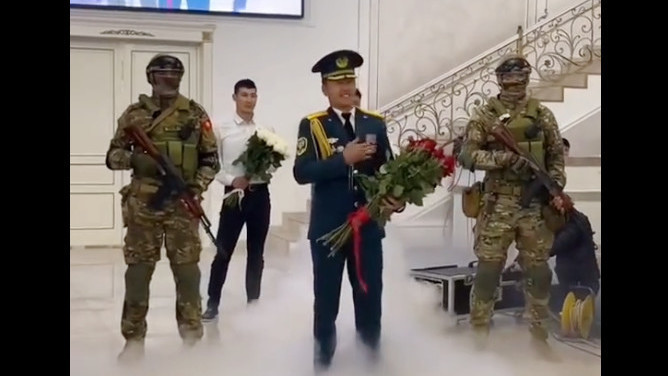 Groom arrives at wedding accompanied by special task force soldiers ...