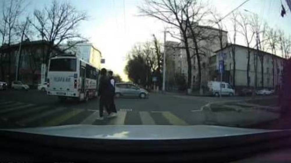 Автобус проехал на красный, чуть не сбил пешеходов на зебре и не ...