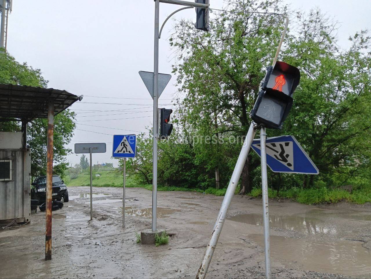 На Алматинке снесли светофор и дорожный знак Фото