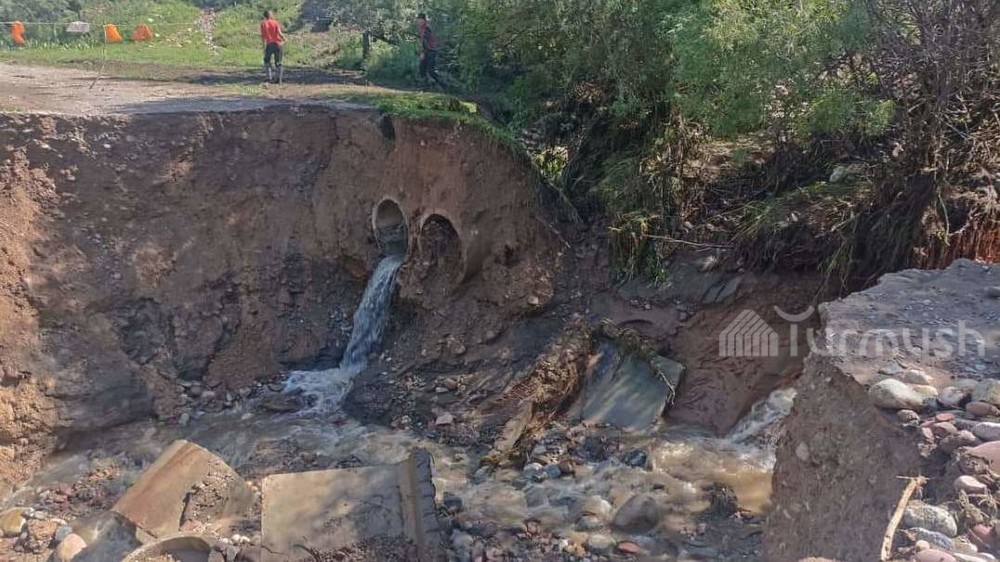 Turmush В Ак Суйском районе селями размыло дорогу и унесло мост Фото